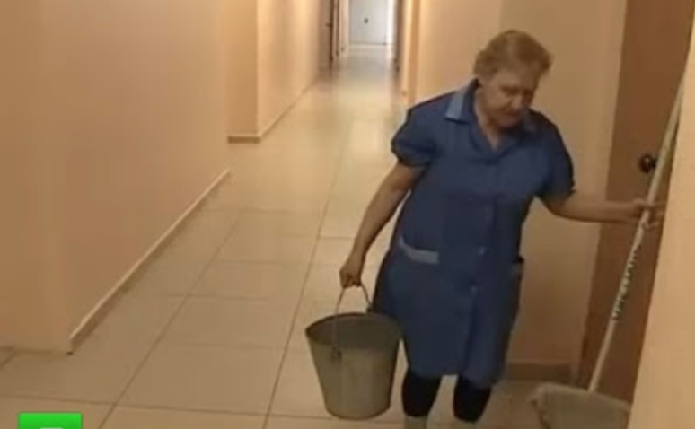 Žena Má V 60 Letech Dvě Zaměstnání Zatímco Její Děti Sedí Doma Prosvětcz