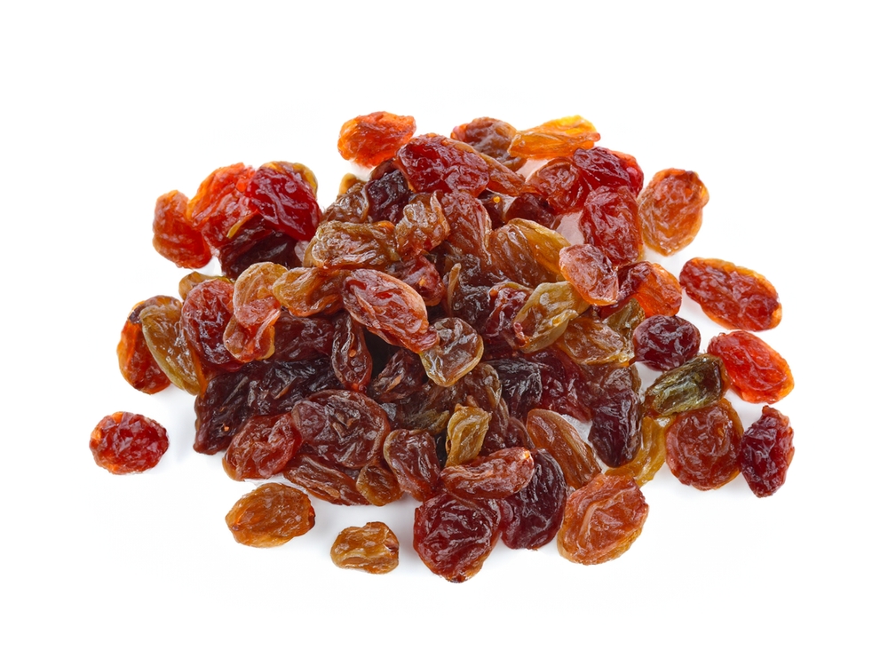 Heap,Of,Red,Raisins,Isolated,On,White,Background - ProSvět.cz
