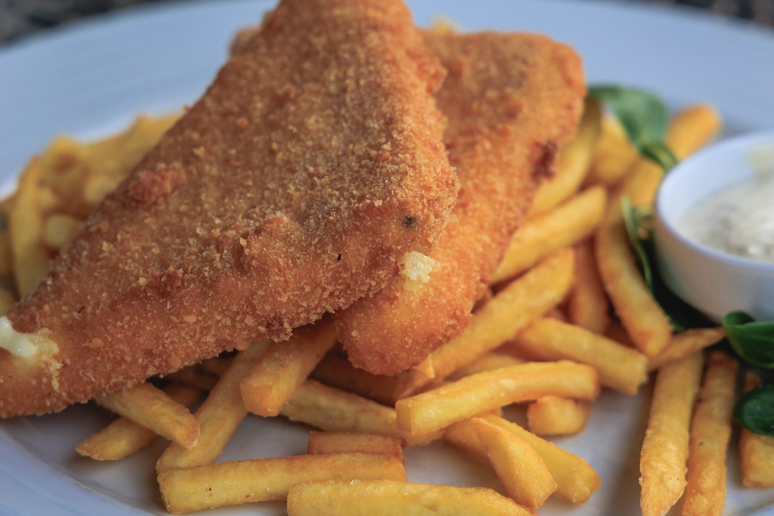 Czech,Delicacy,-,Fried,Cheese,And,Chips,On,A,Plate - ProSvět.cz